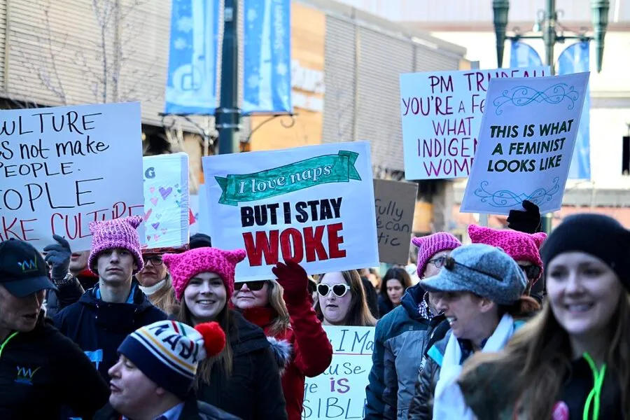 ANALIZĂ | Ce este fenomenul WOKE care atacă Occidentul? - NewsNet Crestin