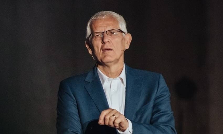 Viorel Iuga Decât vedetă cu aroganții, mai bine anonim cu Tine ...